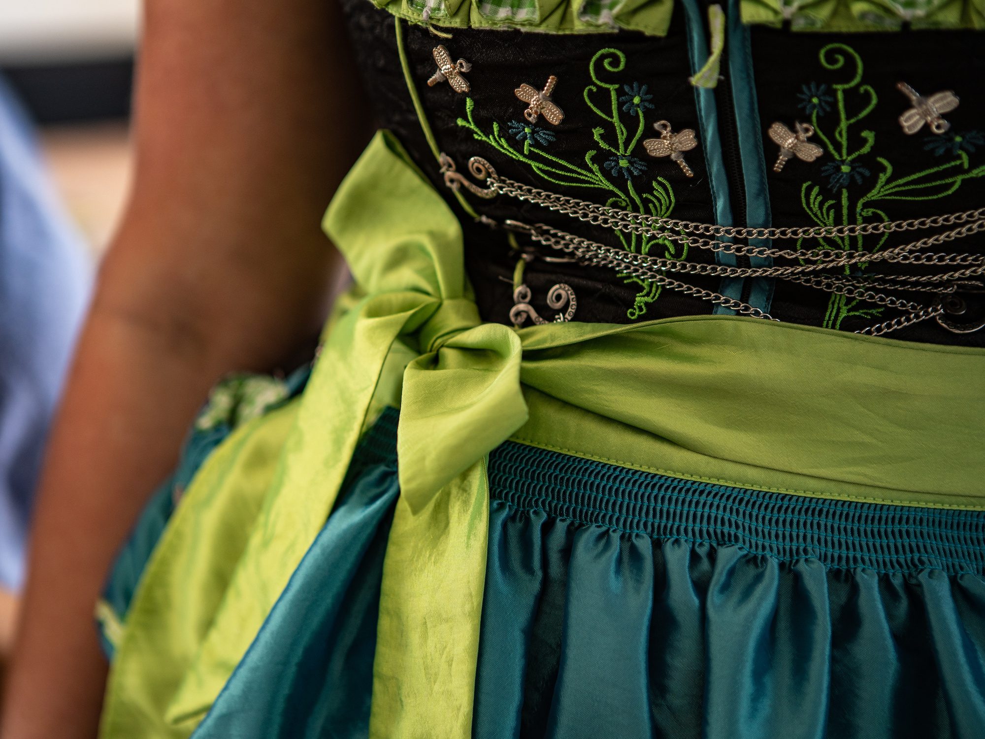 Dirndl binden: In 3 Schritten für das Oktoberfest stylen