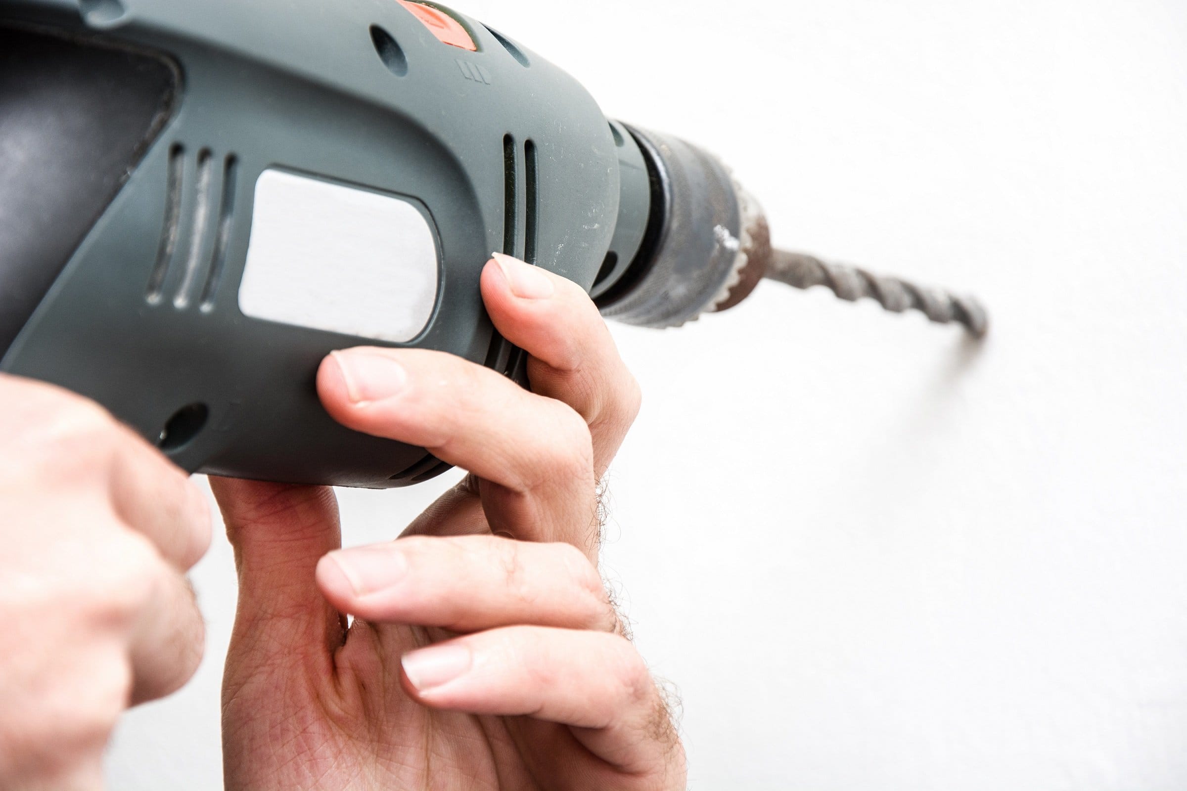 Kabel angebohrt: Sollte man die Stromleitung selbst reparieren?