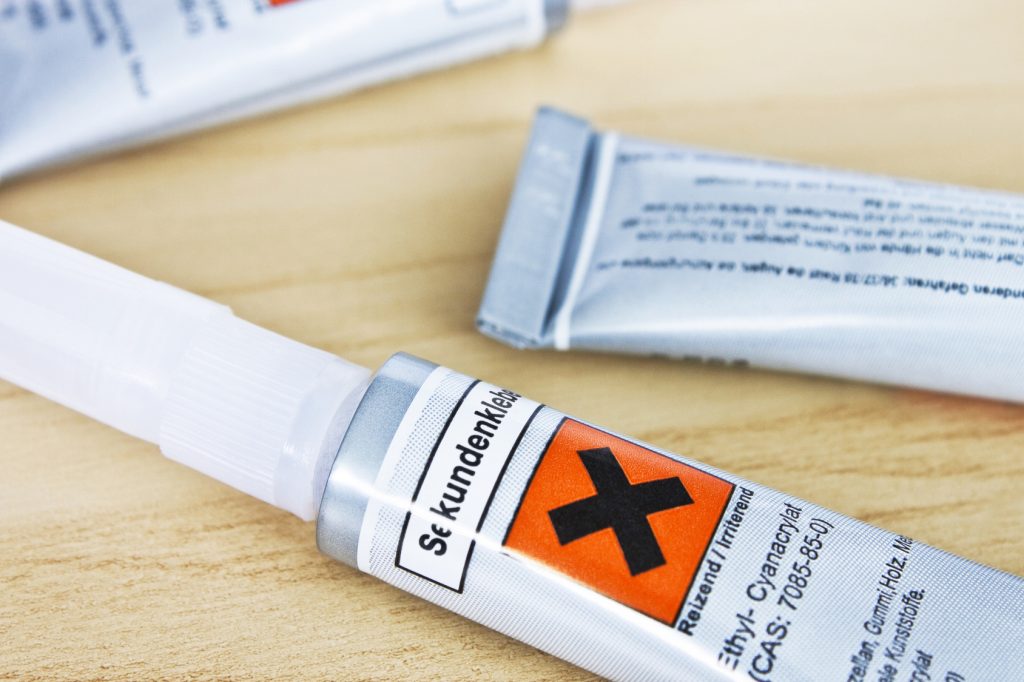 Mit Sekundenkleber Wunden kleben?