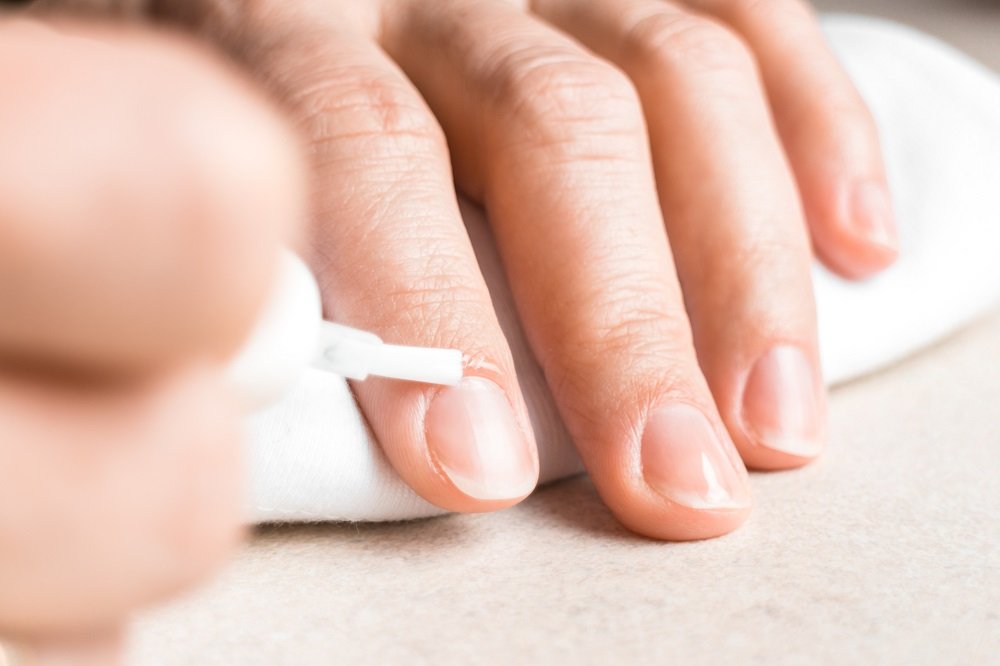 Nagelhaut pflegen: Mittel & Methoden gegen rissige und trockene ...